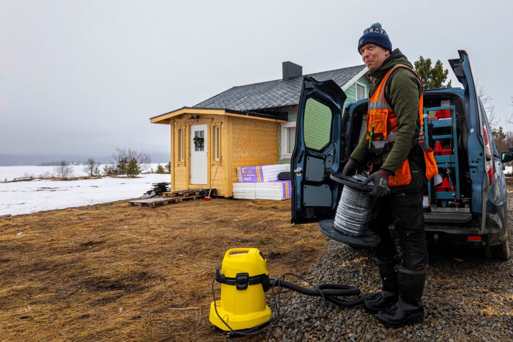 LVI-asentaja Seppo Niemi tekee töitä Inarissa – Talotekniikkaan tuo haasteita kylmyys ja ...