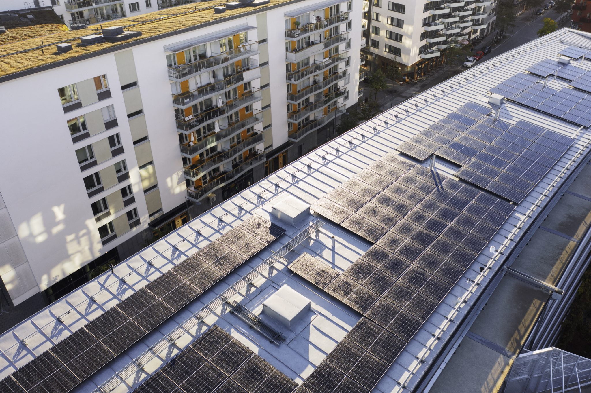 Aurinkosähköjärjestelmät vaativat kaikkien katolla toimivien huomiota - Talotekniikka-lehti